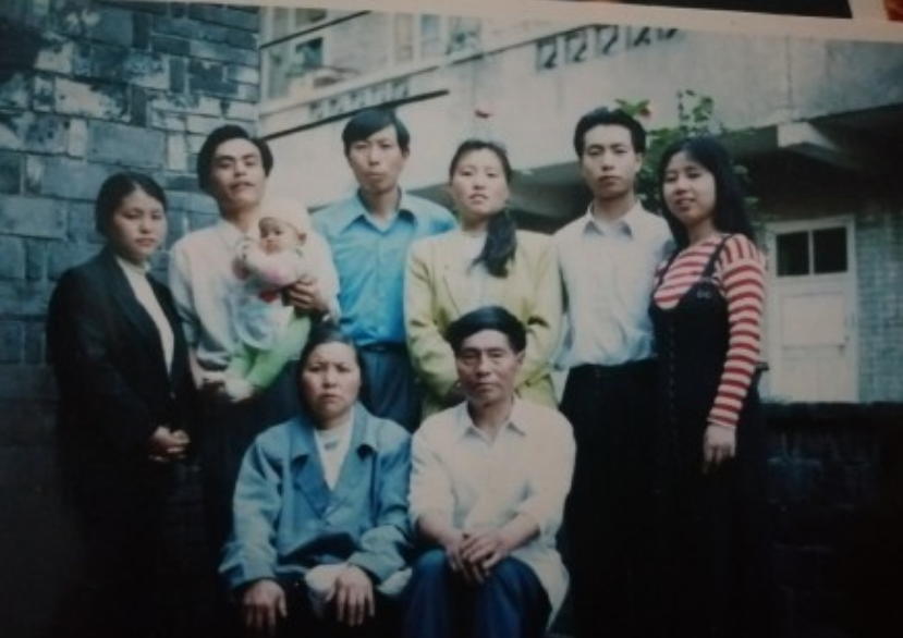 Netizens took photos with their parents, comparing them 20 years ago ...