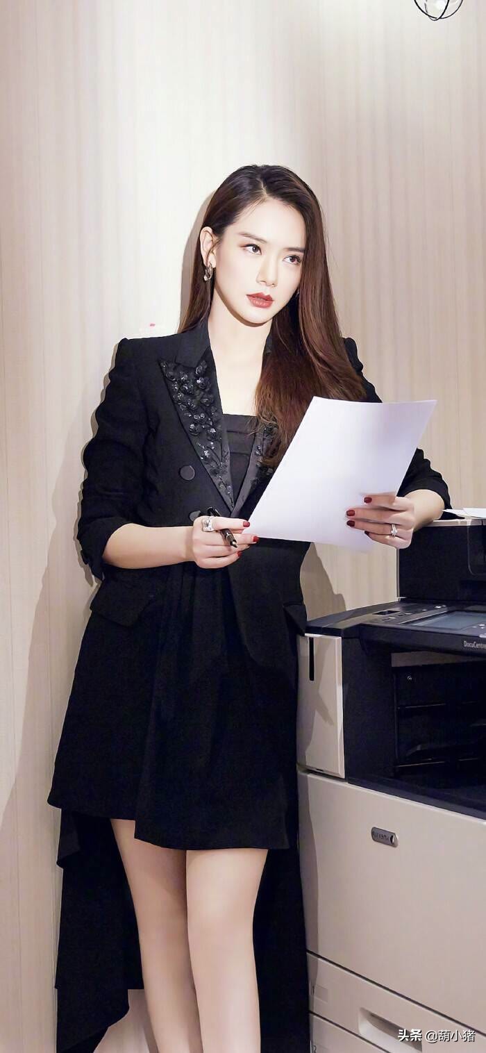 Sexy goddess Qi Wei - iNEWS