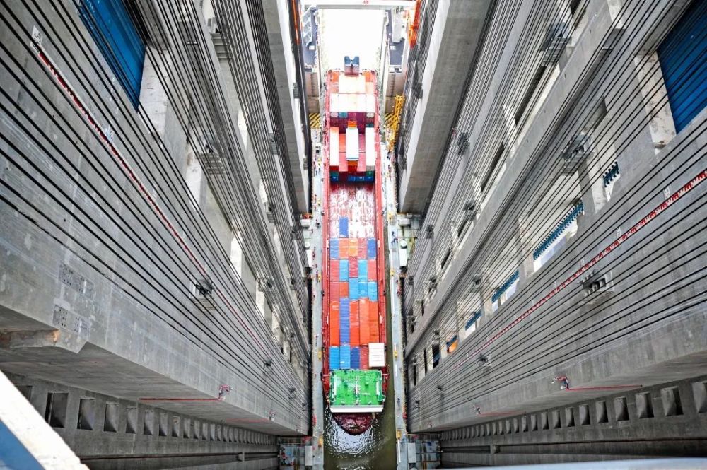 How does the 1,600-ton super gantry crane capable of building an ...
