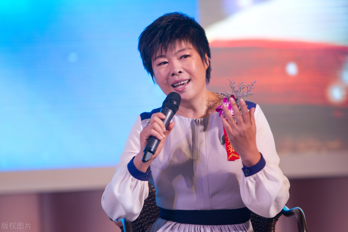 How is Yu Dan, who was once knocked down by students and dismissed from ...