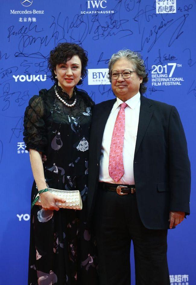 Sammo Hung's vision is really poisonous. The 56-year-old wife wears a ...