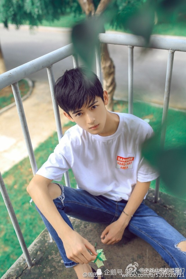 Zhou Lijie, a young man over flowers, is a little shy and very sunny ...