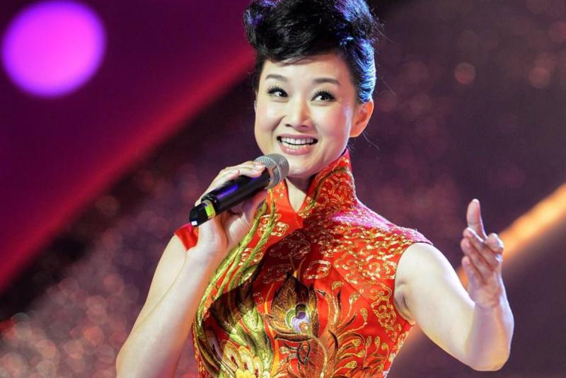 Song Zuying, the queen of folk songs, how is this Xiang girl now? - iNEWS