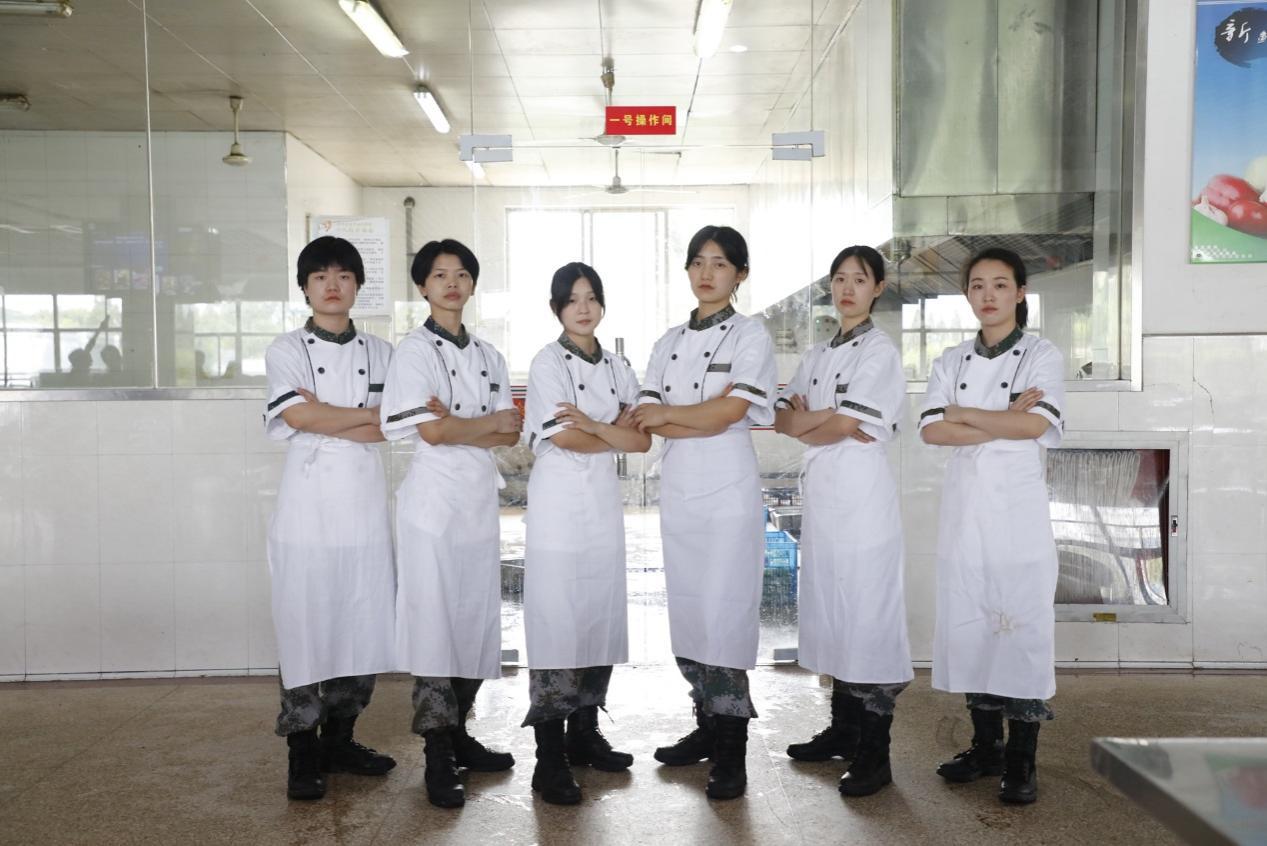 The youthful splendor of the female cooking soldier - iNEWS