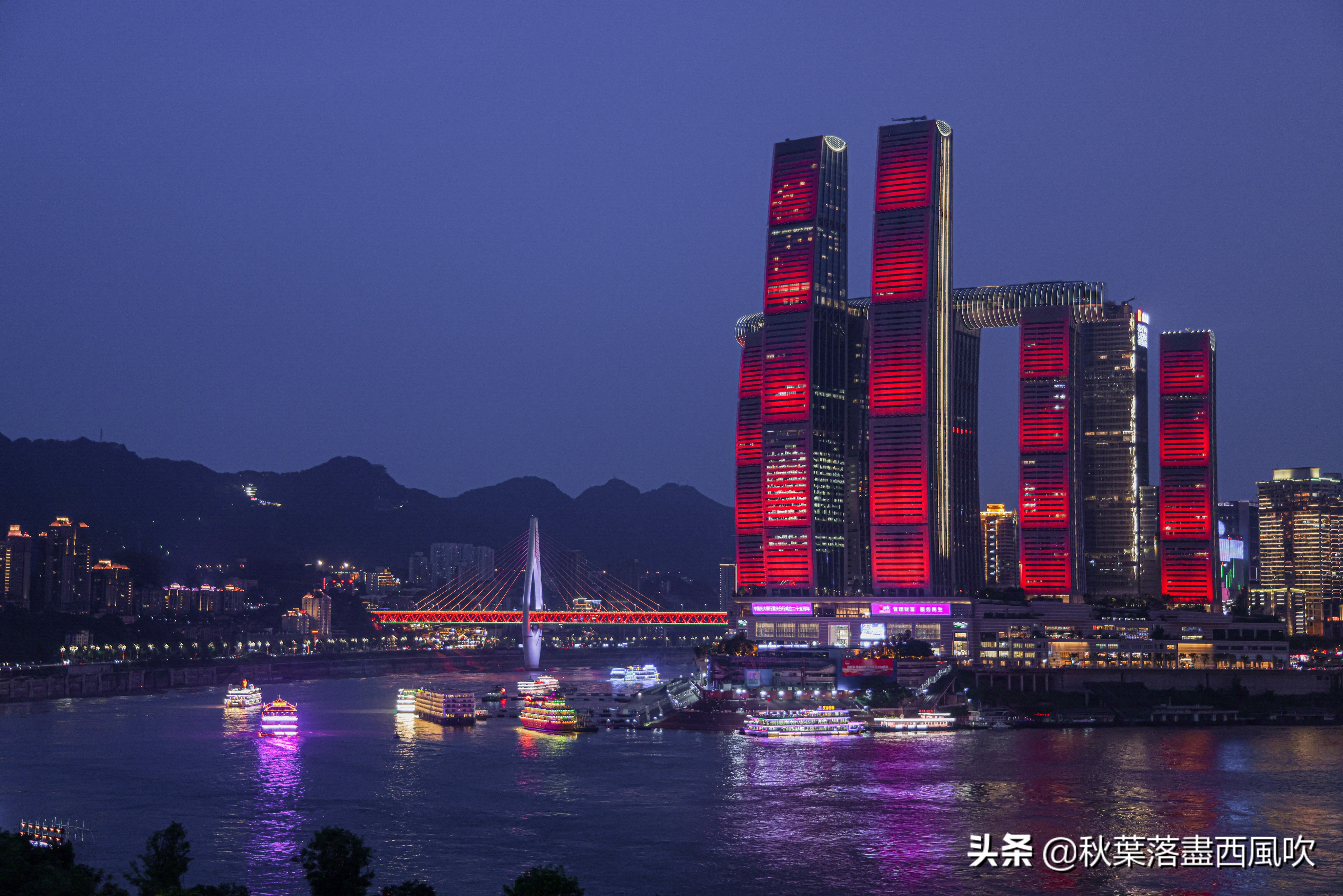 Standing on the Danzishi Old Street in Changjiahui, Chongqing, you can ...