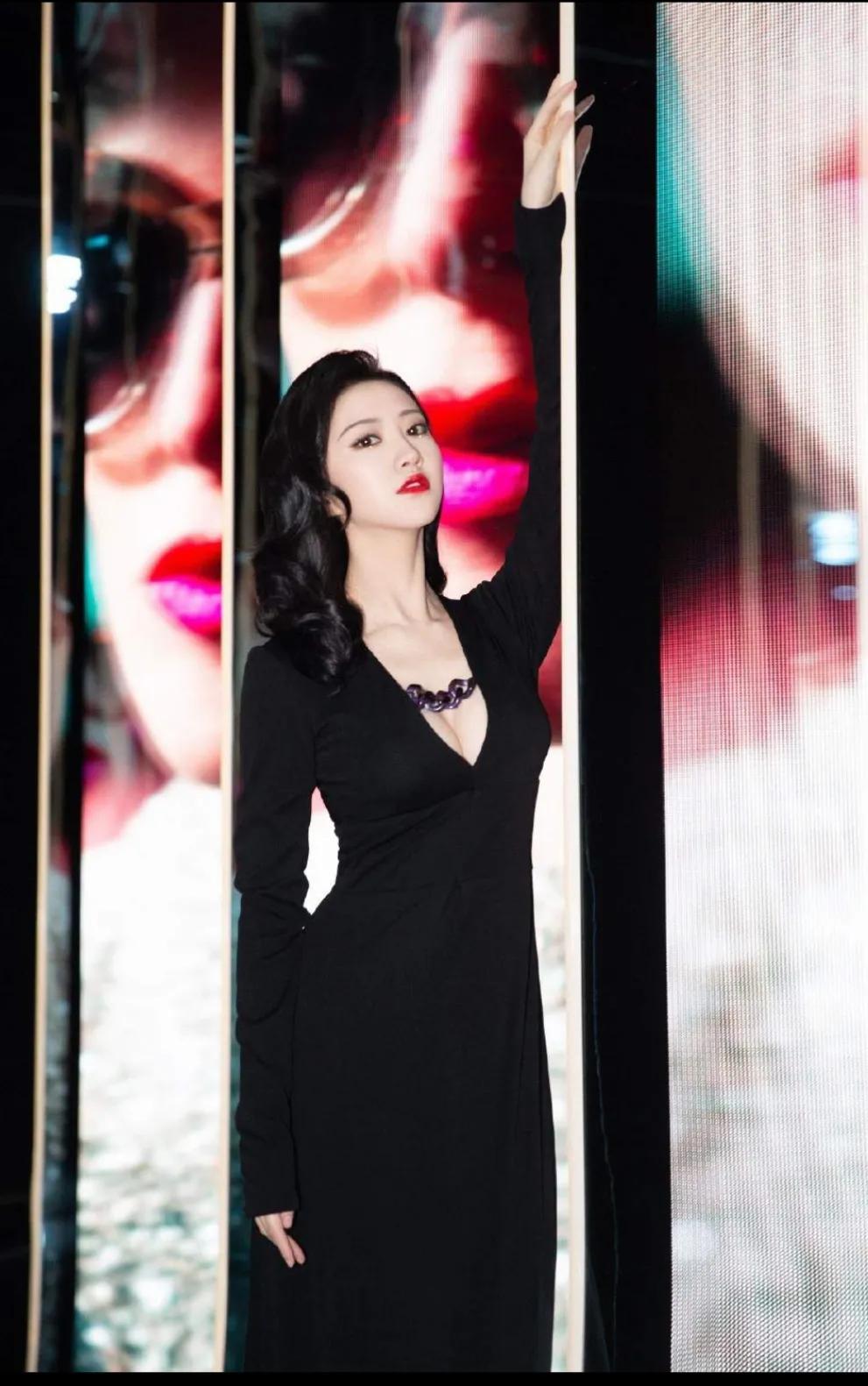 Miss Jing Tian, she has a nice body and a graceful appearance. - iNEWS