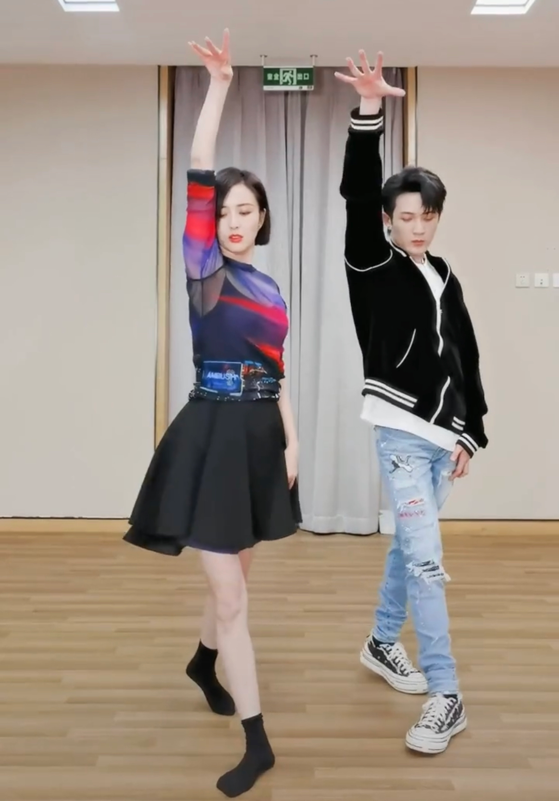 Liya Tong and her 7-year-old male star dance hotly, the ant sucks her ...