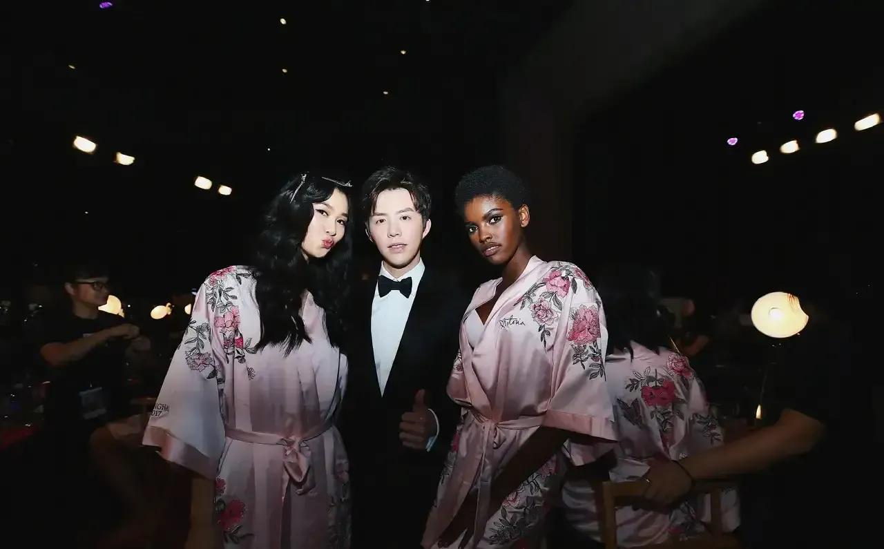 Photos of actresses and Li Yundi - iNEWS