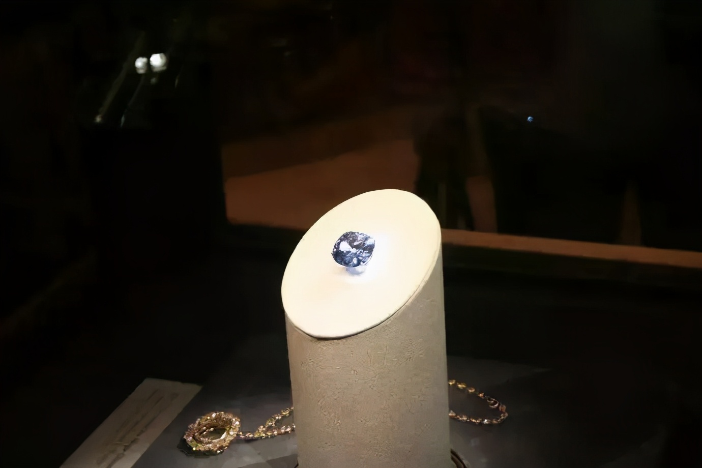 Hope blue diamond, a cursed diamond weighing 112 carats - iNEWS