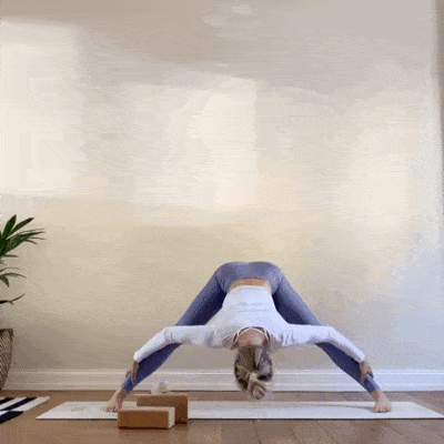 The vertical fork exercise sequence shared by the yoga goddess: just 7 ...