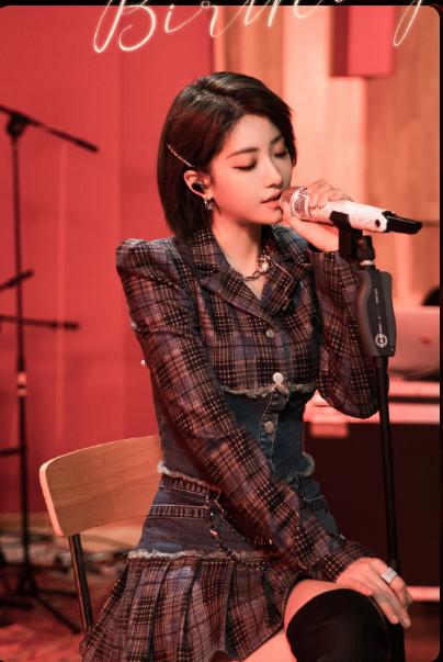 Yu Yan appeared for the first time after his birthday, with long red ...