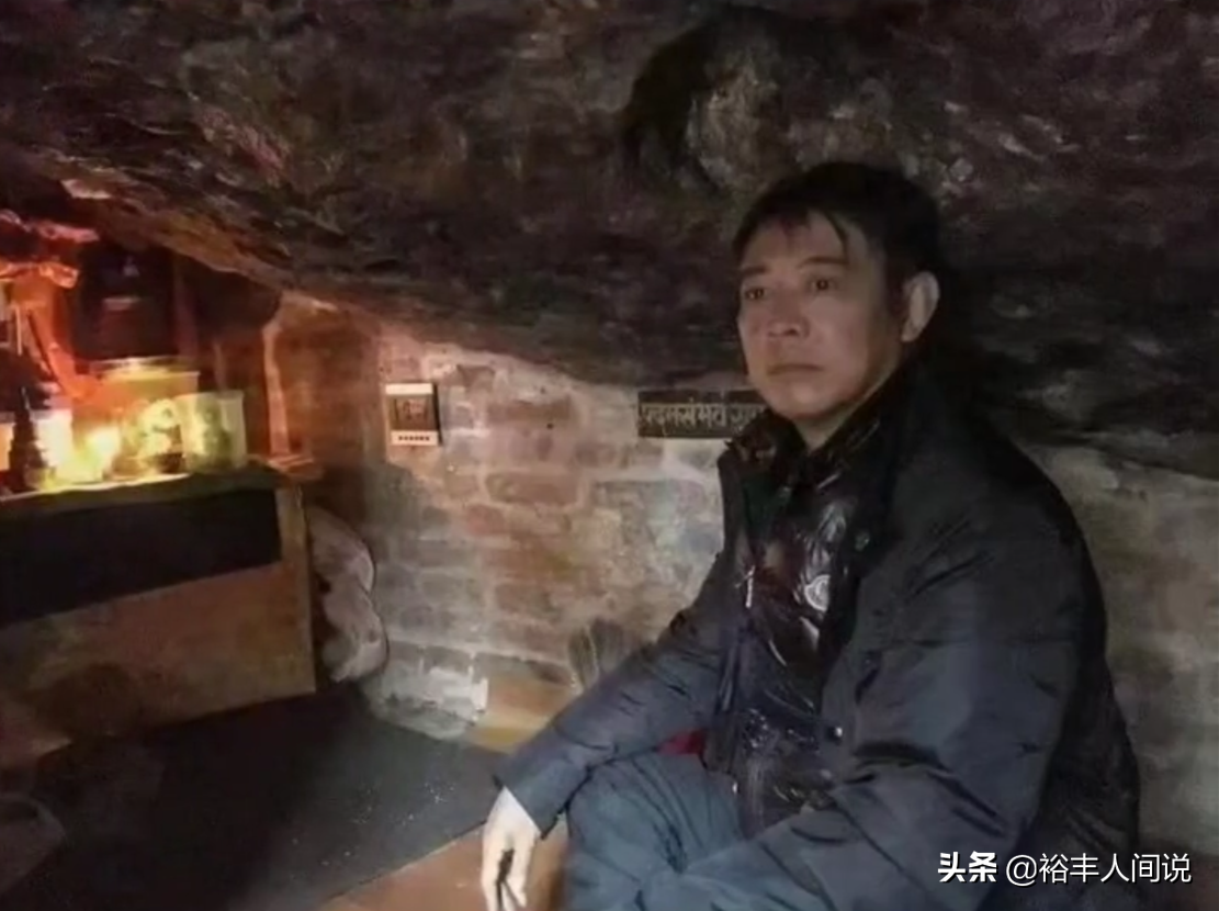 Jet Li appeared in Wutai Mountain to pray for blessings, sitting cross ...