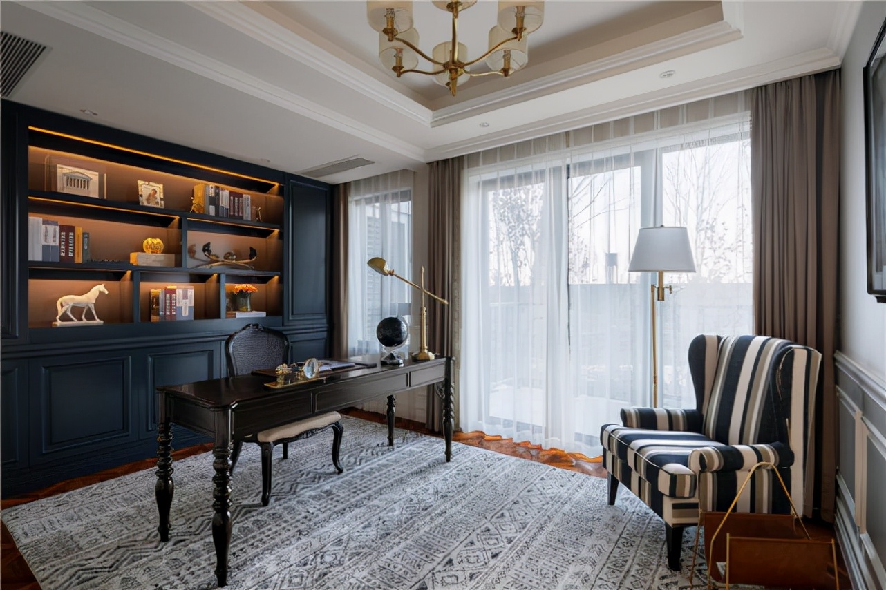 The 270-square-meter three-bedroom room twists around the boundary ...