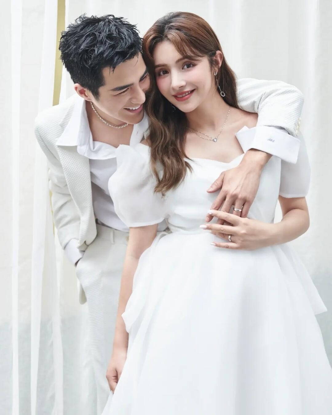 Madina wears a wedding dress with a big belly, sweet for Jiang Chao's ...