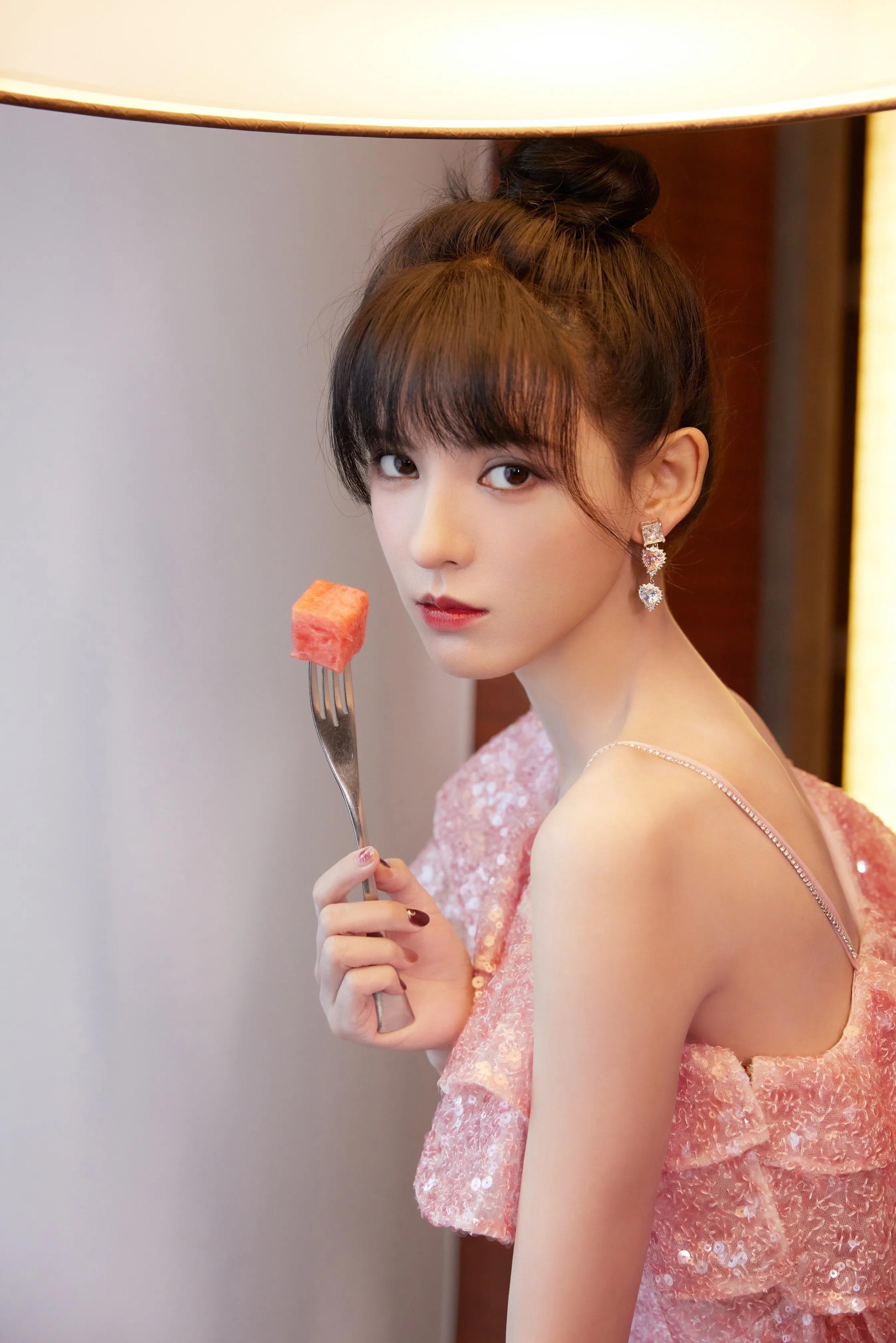 Lady in Pink, Sweet Lady - iNEWS