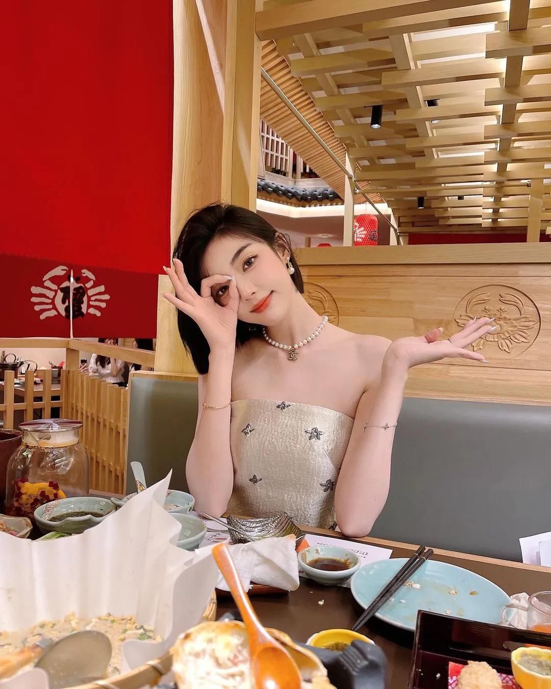 Beautiful Model Little Pumpkin, Rong Yao Qiuju, Huamao Chunsong - iNEWS