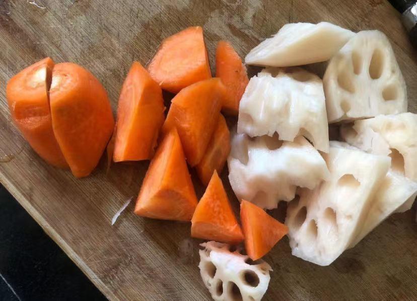 What is the difference between "fan bone" and "tube bone"?It is ...