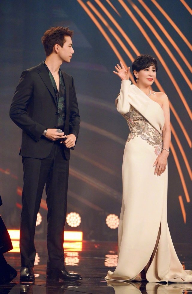 56-year-old Liu Jialing sexy blockbuster to explode! Shallow Powder with big red still sleeps ...