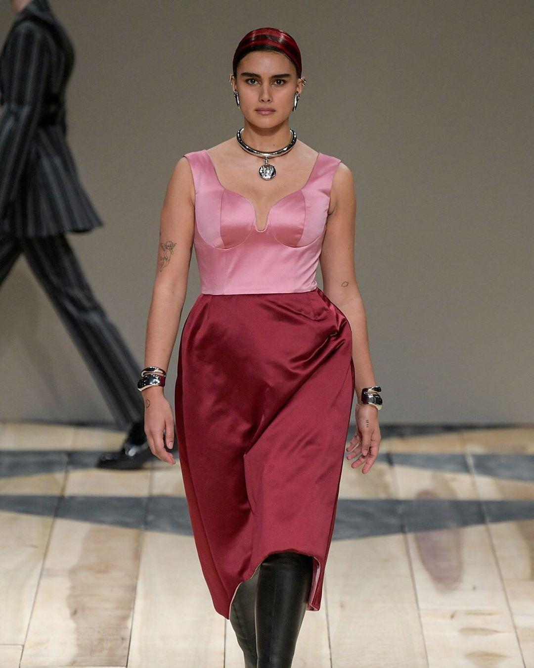 The most beautiful large-size model appeared on the fashion show ...