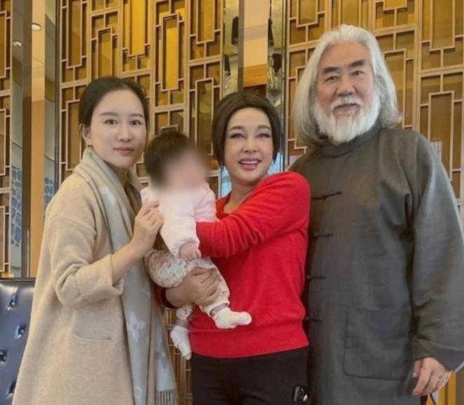 Sun Nan is in the same frame with Zhang Jizhong and his wife, but Zhang ...
