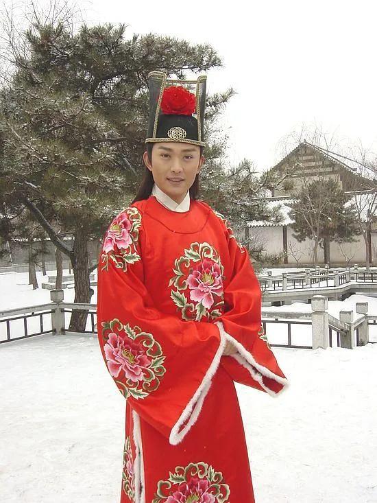 "Prince in Costume" Huang Haibing - iNEWS