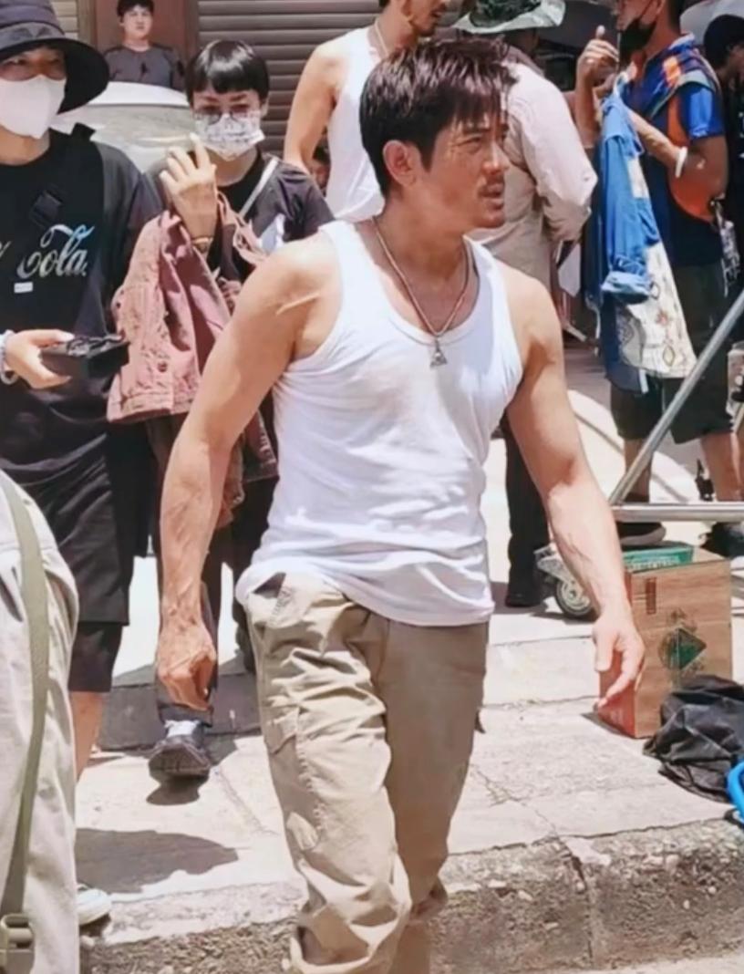 A 55-year-old Aaron Kwok wears a short vest with muscles showing up on his arms. Netizen: he is ...