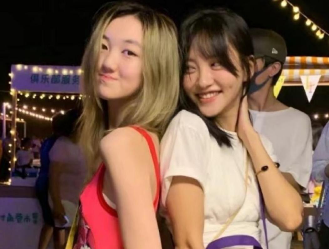 15-year-old Li Yan took a recent photo and showed a graceful posture in ...