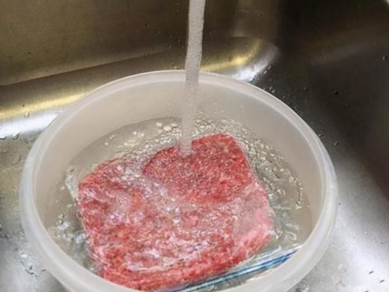 When the frozen meat is thawed, the novice only soaks it in water ...