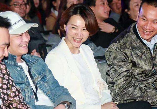 Dong Qing rarely attended the event without makeup, with sparse ...