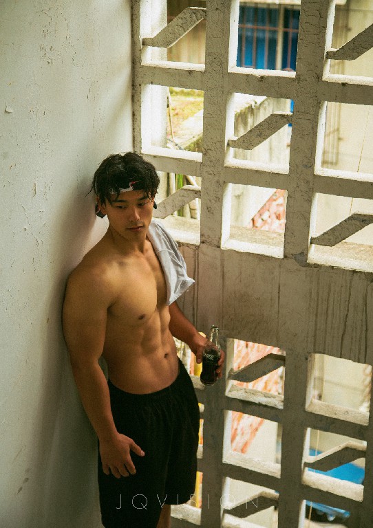 Brother Sunshine Zeng Haoran: Have a nice day alone - iNEWS