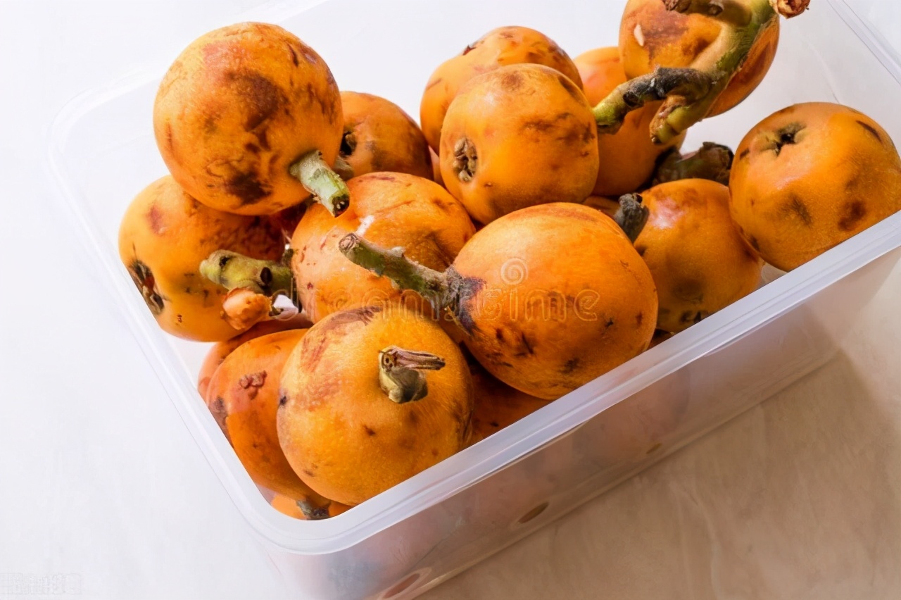 In summer, remember to stew loquat with red wine and eat it every other ...