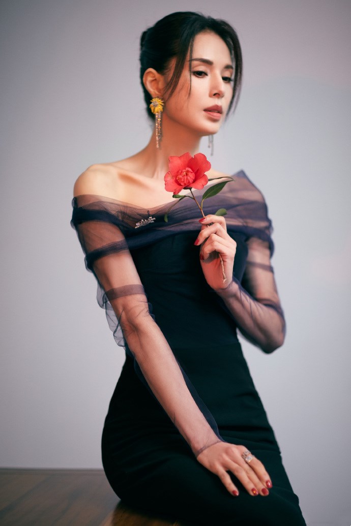 Li Ruoxi hits black tube top thin hair skirts noble and elegant ...