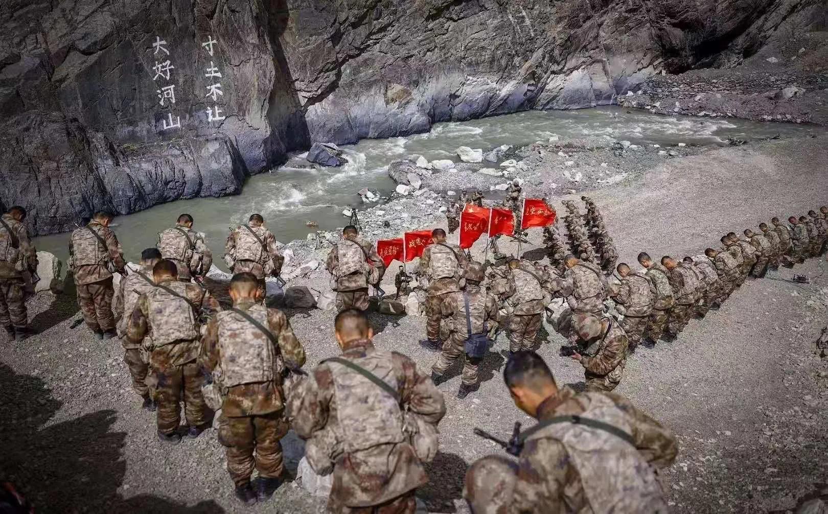 The PCL161 truck artillery of the Xinjiang Military Region "strikes ...