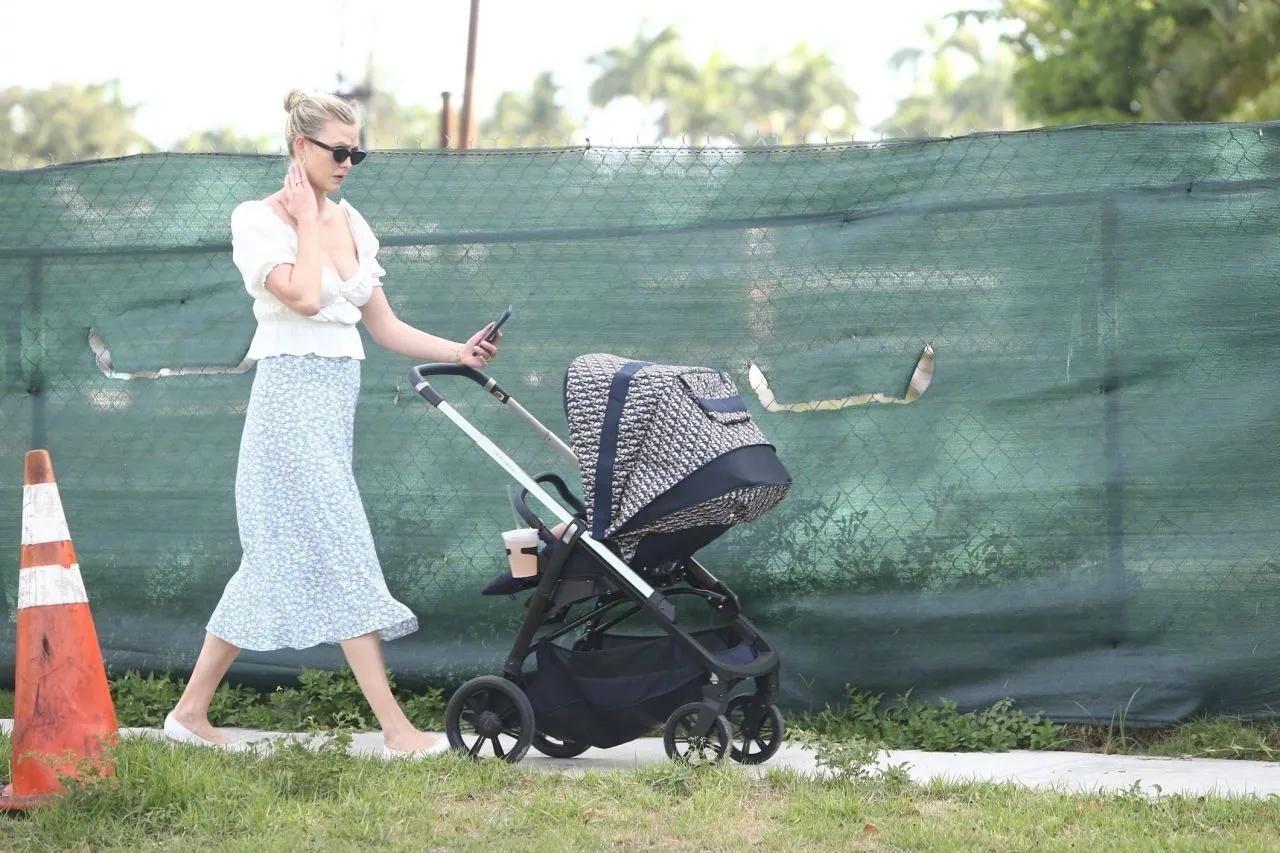 Novice supermodel mother Carly Klaus walks her baby on the streets of ...