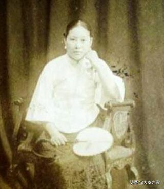 Shi Jianqiao, a talented girl with little feet, taught herself how to ...