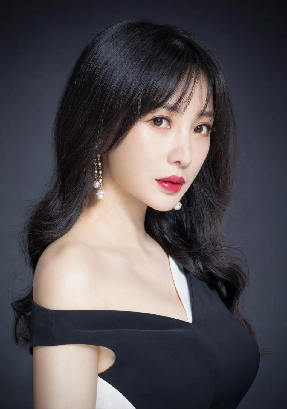 Liu Yan: Photo Atlas - iNEWS