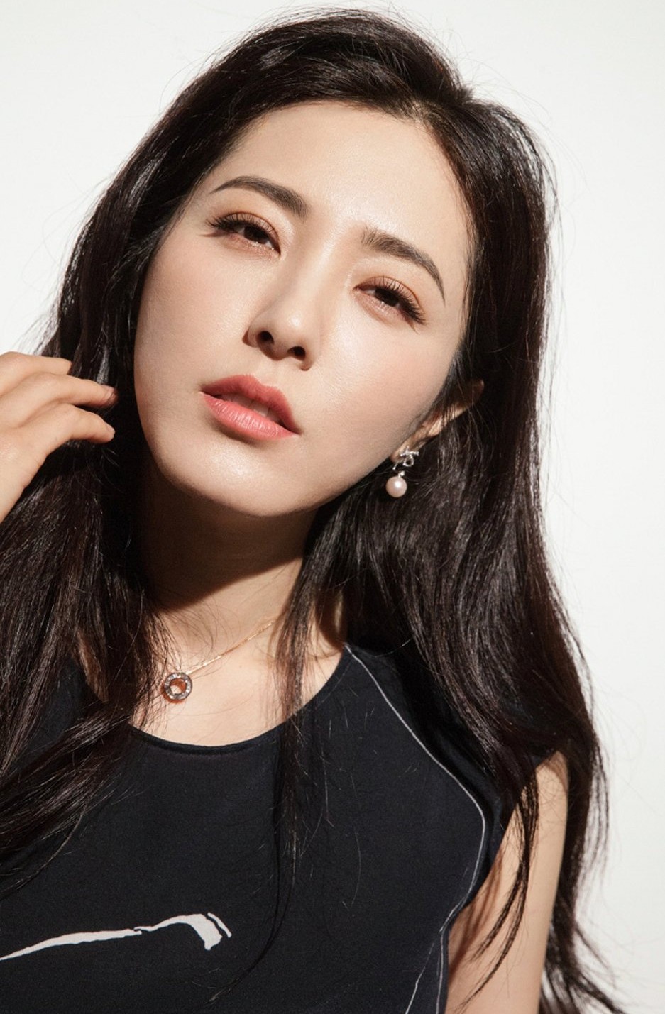 Zeng Li wears a rose red velvet casual suit with a white shirt, exuding ...