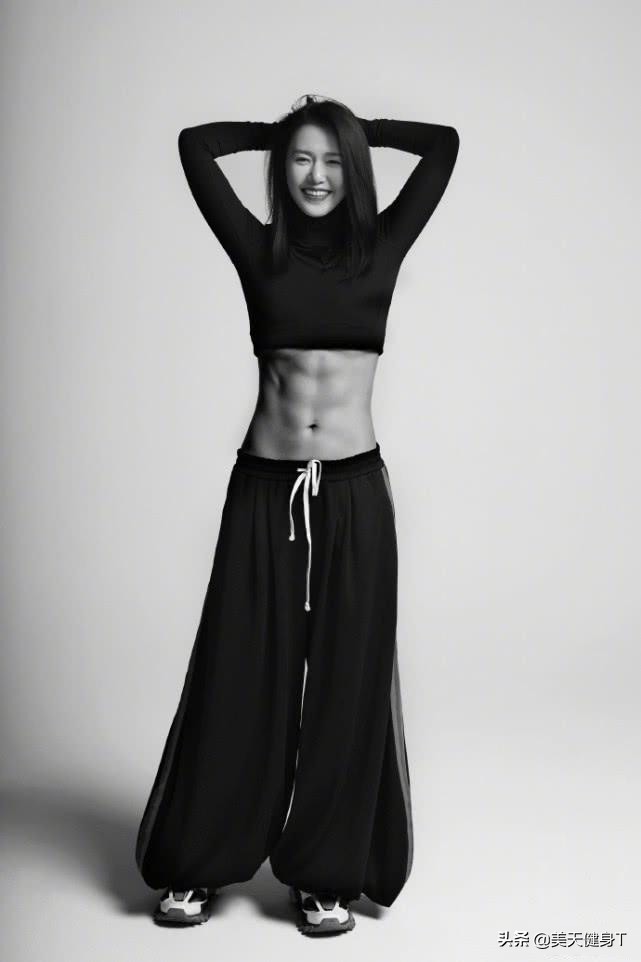 "Singer" Tan Weiwei, showing his abdominal muscles in the gym, 37-year ...