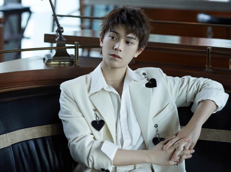 Ding Yuxi's new drama is very popular, and his former partner Zhao Lusi ...