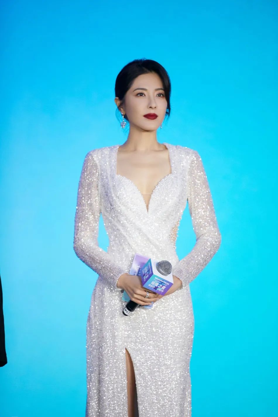 Zeng Li is too sexy and beautiful in a deep V white dress!The waist and thin legs are so ...