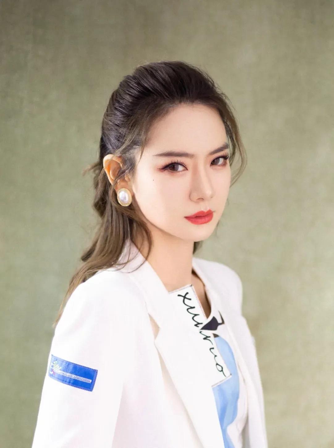 Beautiful pictures of Qi Wei - iNEWS