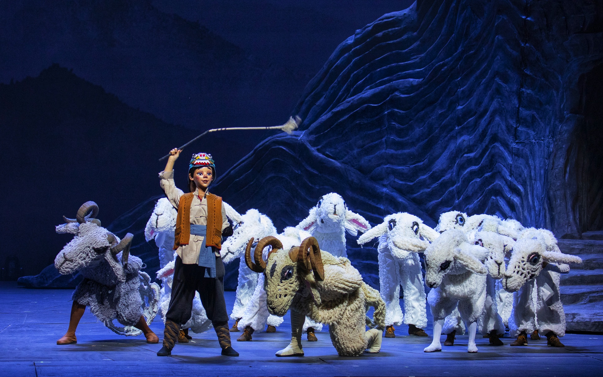 The puppet show "Chicken Feather Letter" premiered successfully and ...