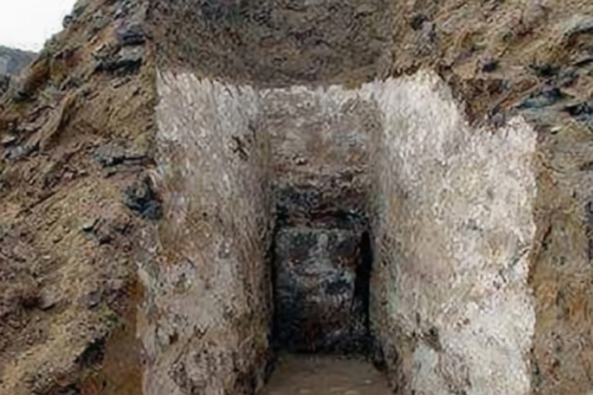 A thousand-year-old tomb was discovered in Inner Mongolia, in which the ...
