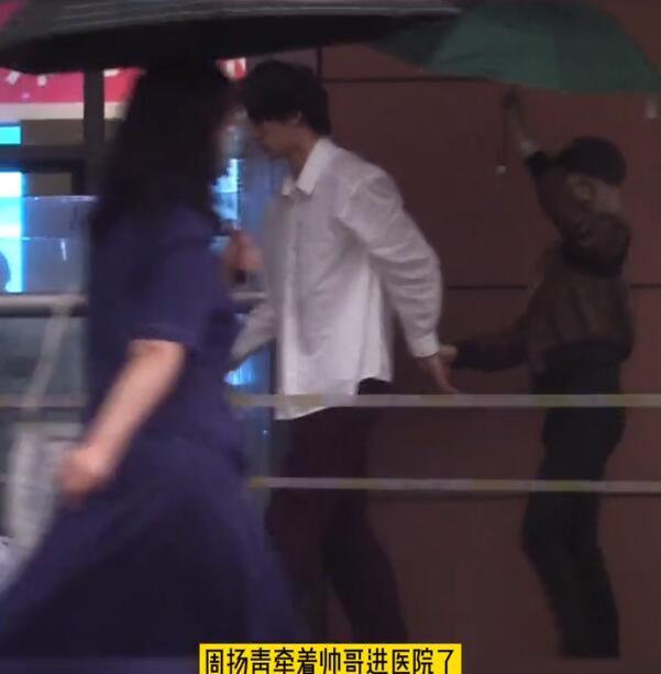 Love quickly?Zhou Yangqing and 6-year-old Chen Ruifeng joined hands to ...