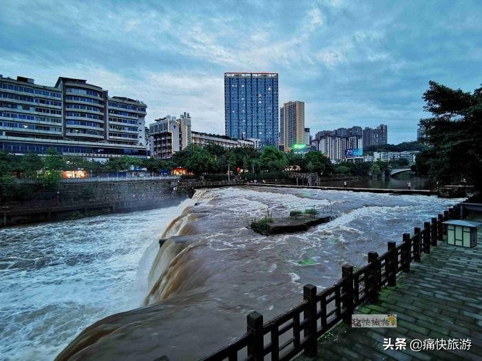 Walking in Zigong: Ink Danqing version of Gongjing Pingqiao Waterfall ...