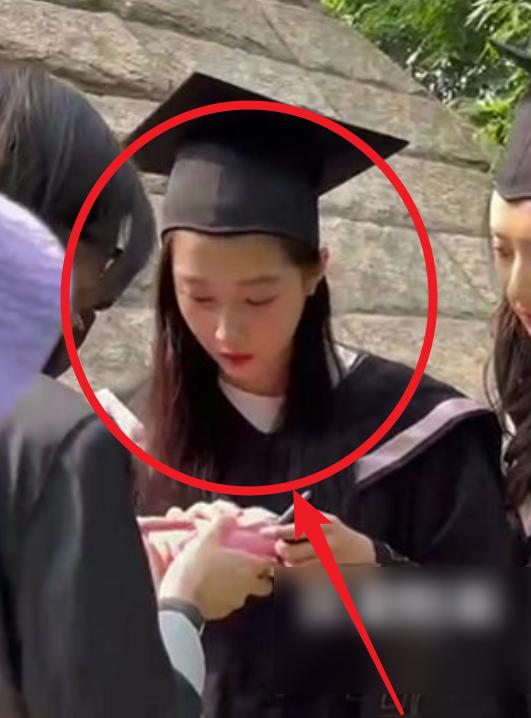 The celebrities took their graduation photos together, Zhou Ye Wang Junkai looks so amazing, but ...