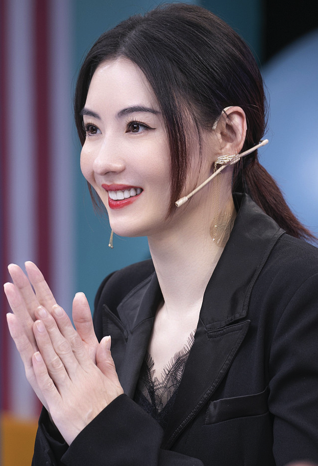 41-year-old Cecilia Cheung is so beautiful in a suit! The skin is plump ...