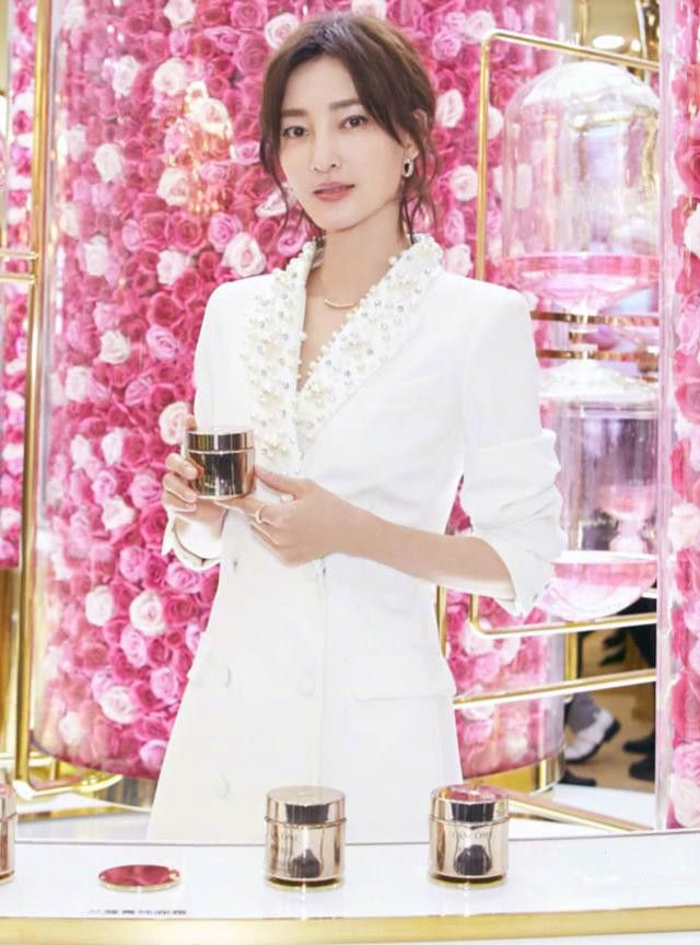 The new "Daji" Wang Likun is lean and slim?White skirt, chopstick legs ...