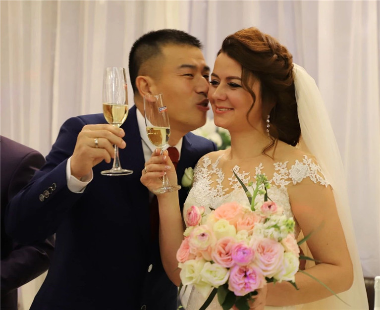 The Chinese guy married a Russian girl soon but regretted it - iNEWS