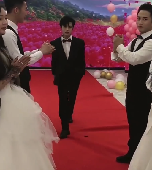 Yin Shihang was photographed while walking around Lulu, and Lulu had ...